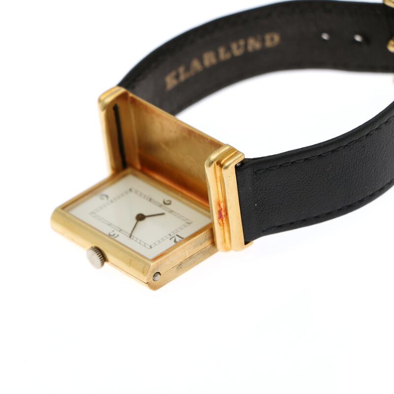 Yves Saint Laurent: A lady's wristwatch of 18k gold. Model Reverso, ref ...