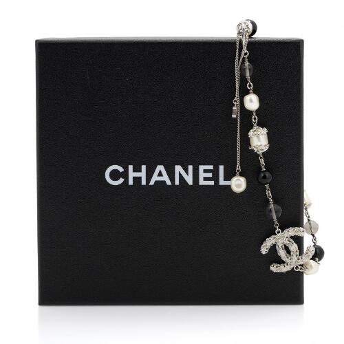 Chanel: A necklace set with numerous pearls, plastic beads and glass ...