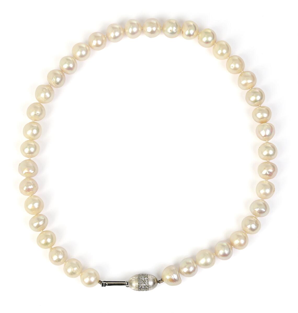 V. Holmstrup: A pearl necklace set with pearls and a clasp set with ...
