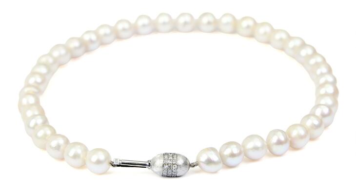 V. Holmstrup: A pearl necklace set with pearls and a clasp set with ...