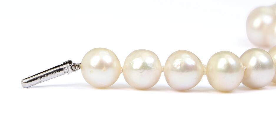 V. Holmstrup: A pearl necklace set with pearls and a clasp set with ...